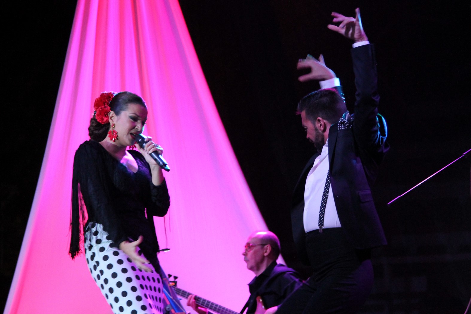 Gran éxito de Erika Leyva en su actuación en Lora del Río - Lora ...